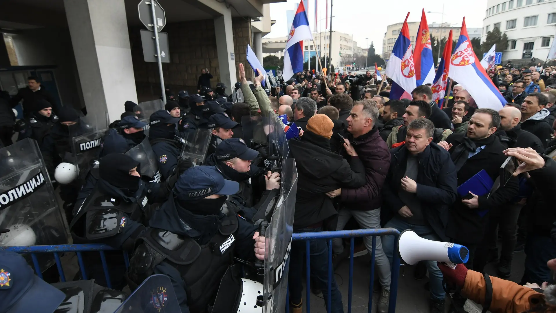 Okršaj u Novom Sadu: Žandarmerija potisnula opoziciju i njene pristalice sa ulaza u Skupštinu grada